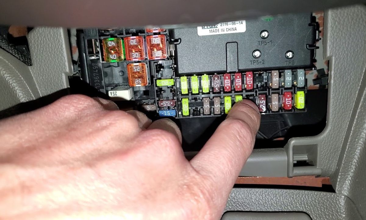 Chevrolet Cruze fuse box locations & diagrams – Every generation